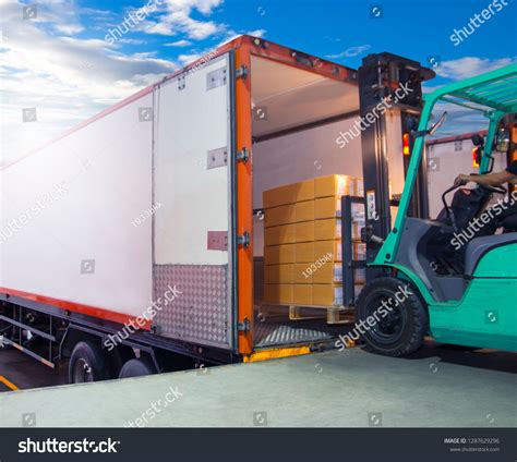 30 385 Imágenes De Forklift Truck Loading Imágenes Fotos Y Vectores