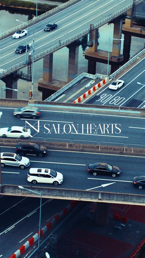 Kkang Magazine 깡 매거진 📸 라오라오 스타일 분석 1 전체적인 헤어 분위기 중간 길이의 내추럴 웨이브 약간 긴 기장에 내추럴한 컬이 흐르듯 들어가