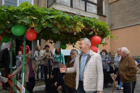 Кметът на Монтана показа граждани за пример снимки