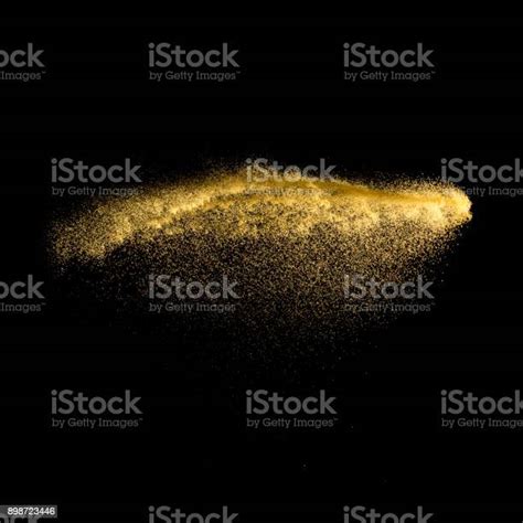 검은 배경에 고립 된 노란 모래 폭발입니다 개요 모래 구름입니다 골든 컬러 모래 시작에 대 한 어두운 배경입니다 공중에 모래 플라이 파 0명에 대한 스톡 사진 및 기타