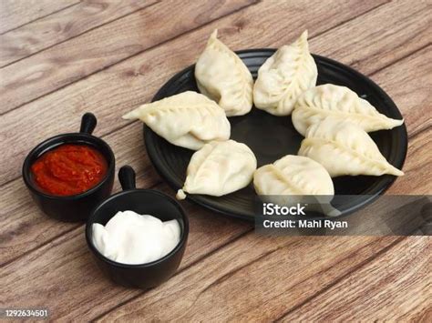 치킨 스팀 모모 네팔 전통 요리 모모는 닭고기로 박제 한 다음 요리하고 소박한 나무 배경 선택 적 초점 위에 소스와 함께 제공 끓는 물에 삶기에 대한 스톡 사진 및 기타