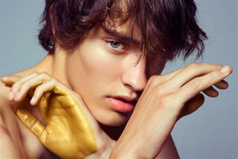 배경 화면 얼굴 대조 모델 초상화 소유 어두운 밤 사진술 스코틀랜드 노랑 푸른 입술 유행 복숭아 속눈썹 금 감정 사람 피부 샷 빛