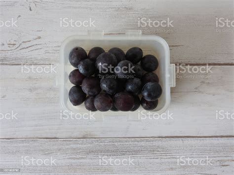 직사각형 반투명 선명한 의 상단 보기 가벼운 나무 패턴 배경에 고립 된 얼음 감기 신선한 육즙 보라색 포도의 더미가있다 0명에