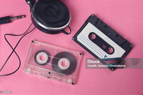 두 오디오 복고풍 빈티지 카세트 테이프 및 헤드폰 80 스타일의 그룹 1980 1989 년에 대한 스톡 사진 및 기타 이미지 1980 1989 년 고풍스런 공란
