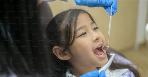 치과 진료소에서 치과 의사가 치아를 검사하고 치아 검진을 받고 건강한 치아 개념을 가진 귀여운 소녀 사진 Unsplash의 치과 충전 이미지