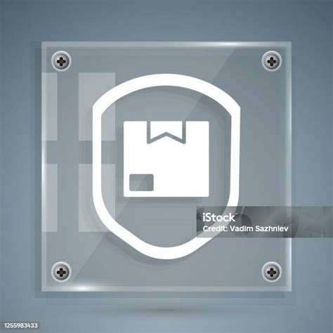 회색 배경에 격리 된 쉴드 아이콘이있는 화이트 딜리버리 팩 보안 배달 보험 방패 너머에 있는 골판지 상자 정사각형 유리 패널