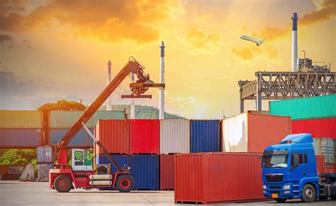 물류 수입 수출을위한 산업 컨테이너화물화물 선박 항구 비즈니스 물류 개념에서 컨테이너의 적재 및 하역 화물 운송에 대한 스톡 사진 및 기타 이미지 Istock