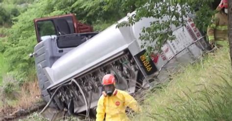평택 교차로에서 탱크로리 넘어져 인화성 액체 누출