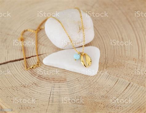 골드 쉘과 청록색 구슬의 섬세 한 골드 체인 목걸이의 정 물 0명에 대한 스톡 사진 및 기타 이미지 0명 광고 그리스 Istock