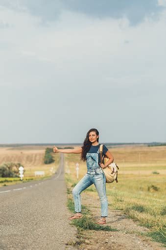배낭을 가진 갈색 머리 소녀는 차 히치하이크를 잡는다 개념 여행 모험 자유 25 29세에 대한 스톡 사진 및 기타 이미지 25 29세 고속도로 관광 Istock