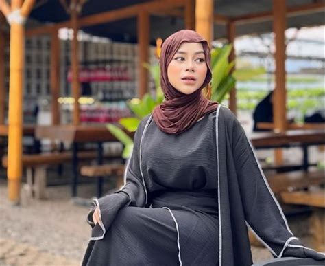 Cimoy Montok Mantap Berhijab Usai Dilamar