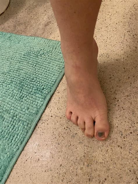 Do My Foot Look Big R Bigfeetgirls