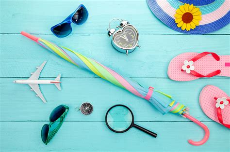 비치 액세서리 모자 선글라스 신발 우산 비행기 모델 이어폰 파란 배경에 나무 여름 휴가 배경 여행과 여름 판매 개념 나침반 0