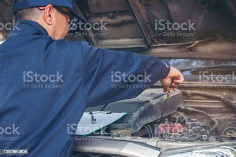 자동차 모바일 센터의 정비사 자동차 서비스 자동차 차고 기술자 워크샵 수리 엔진 자동차 서비스 기계 엔지니어링 사업 자동차 정비사 손 자동차 수리 기술 40 44세에 대한