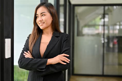 공식적인 양복을 입은 성공적인 아시아 사업가가 팔을 뚫고 사무실에 서 있습니다 25 29세에 대한 스톡 사진 및 기타 이미지 25 29세 경영자 긍정적인 감정 표현