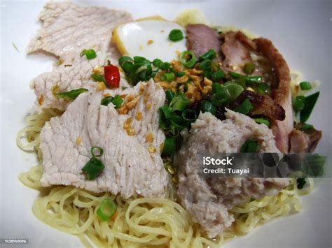 태국 방콕의 카페 레스토랑 숍에서 고기 돼지 고기와 생선 공 야채를 그릇에 담아 마른 계란 국수를 제공합니다 거리에 대한 스톡 사진 및 기타 이미지 Istock