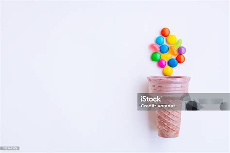 회색 배경에 아이스크림 콘에서 다채로운 사탕의 다른 종류 다양한 사탕 0명에 대한 스톡 사진 및 기타 이미지 0명 Candies Foundation 개체 그룹