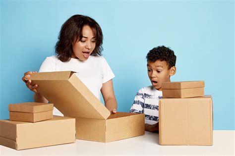 감정적인 남자와 십대 소년의 초상화는 파란색 배경 위에 고립 된 상자를 엽니 다 좋은 쇼핑 18 19세에 대한 스톡 사진 및 기타 이미지 Istock