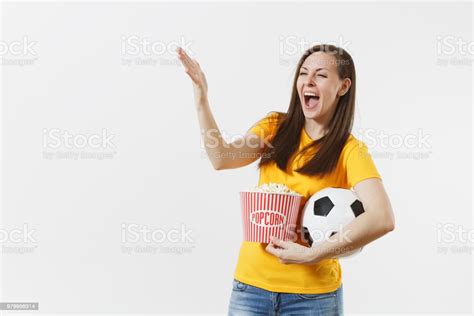 좋아 라 유럽 젊은 여자 축구 팬 또는 노란색 유니폼 축구공 팝콘의 물통을 들고 선수 흰색 배경에 고립 스포츠 놀이 축구 응원 팬 사람들 라이프 스타일 개념
