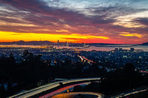 샌프란시스코 스카이라인 앳 더 해스크 앳 더 오클랜드 힐스 0명에 대한 스톡 사진 및 기타 이미지 0명 가을 거리