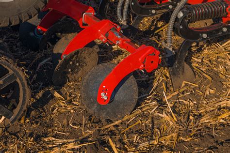 가을 토양 경작 곡물 파종 및 수정 경작 단위 클로즈업 세부 사항 농업 산업 부문 경운기 쿨러 및 디스크 직장에서의 장비 0명에 대한 스톡 사진 및 기타 이미지 Istock