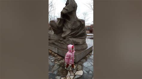 موآیِ جزیرهٔ ایستر، یک شکل از مجسمه‌های غول‌پیکر است Youtube