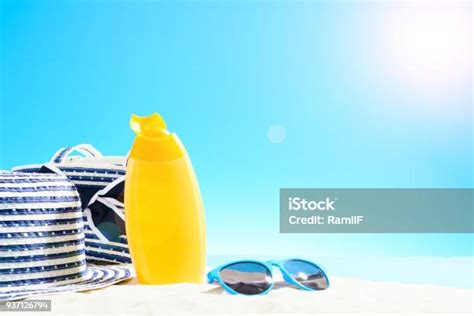 레저 액세서리와 모자 모래 해변에서 비치 가방 복사 공간을 가진 푸른 하늘 태양 하늘에 대한 스톡 사진 및 기타 이미지 태양 하늘 햇볕 차단 로션 햇빛 Istock