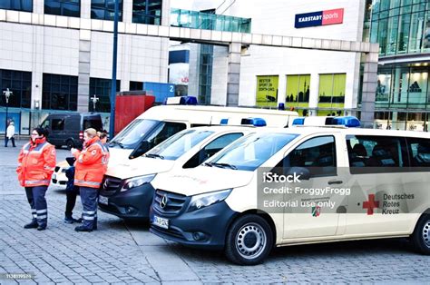 도이체스 크로스 독일의 첫 번째 응답자 들과 구급 대원 가 있는 구급차 앞에 서 있었다 도르트문트의 소방 서 외부에 주차 감시에 대한 스톡 사진 및 기타 이미지 Istock
