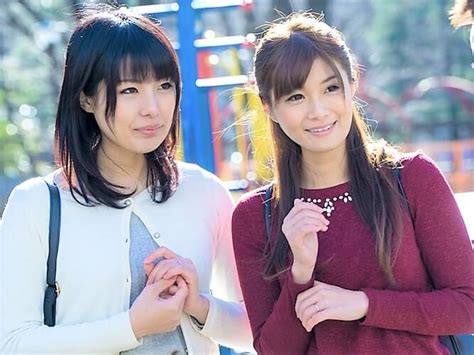 【人妻ナンパ】アンケートを装いナンパした二人組の奥様に車内で色々話を聞き欲求不満だということで口説いてホテルへ！ 無料エロ動画まとめ おなきんぐ