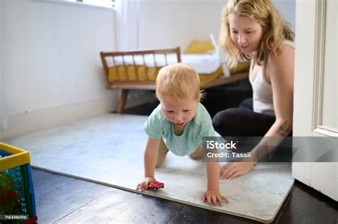집에서 침실에서 엄마와 함께 유아의 아기 가정 및 이동성 개발 교육 학습 및 어린이 자동차 장난감으로 바닥에 어머니의 사랑과 부모의 보살핌이 있는 집에서 기어 다니다 2 3