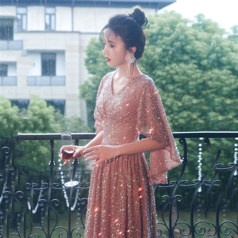 งานเลี้ยงชุดราตรีใหม่คอวีเลื่อมสง่างามโฮสต์การแสดงคอนเสิร์ตรุ่นแคทวอล์ชุดยาว Shopee Thailand