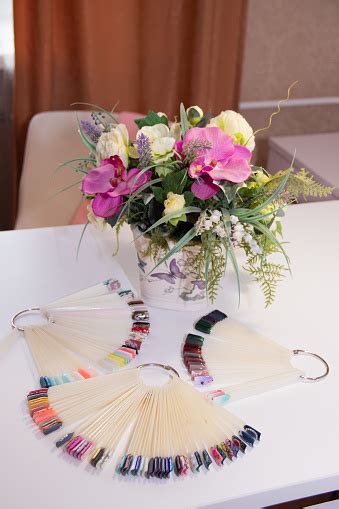 네일 케어와 매니큐어 개념입니다 고객의 손톱에 대 한 여러 가지 빛깔의 매니큐어 팔레트 Choise 뷰티 살롱에서 여자입니다 텍스트에 대 한 Copyspace 0명에 대한