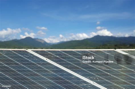 눈에 보이는 먼지와 먼지가 있는 태양 전지판이 옥상에 설치되어 있습니다 지속 가능하고 효율적인 재생 에너지 사용을 위한 유지 관리의 중요성을 나타냅니다 0명에 대한 스톡