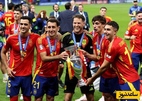 پادشاه اسپانیا و دختر شیک‌پوشش، سوفیا در جشن قهرمانی یورو 2024عکس