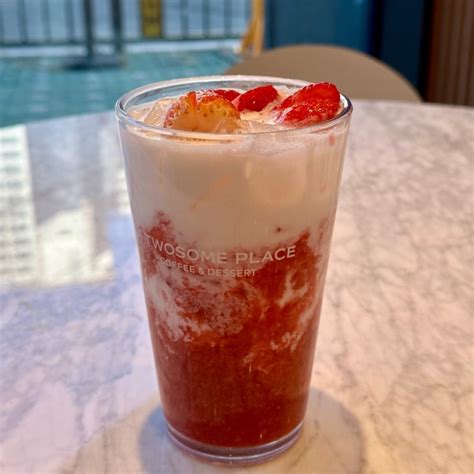 투썸 신메뉴 음료 추천 딸기 퐁당 라떼 가격 및 칼로리 네이버 블로그