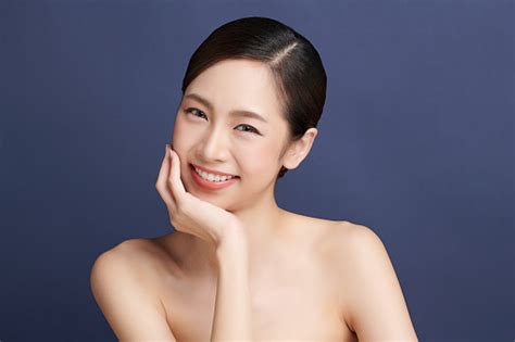 파란색 배경에 깨끗하고 신선한 피부를 가진 아름다운 젊은 아시아 여성 얼굴 관리 페이셜 트리트먼트 미용 미용 및 스파 아시아 여성 초상화 25 29세에 대한 스톡 사진 및