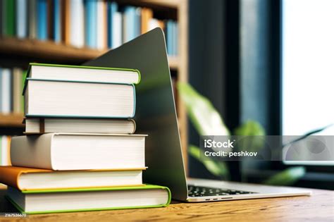 도서관의 나무 책상 위에 열린 노트북 옆에 책이 쌓여 있습니다 3d 렌더링 책에 대한 스톡 사진 및 기타 이미지 책 노트북 더미 Istock