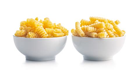 익히지 않은 이탈리안 파스타 Fusilli 파스타는 흰색 배경에 격리 된 그릇에 있습니다 0명에 대한 스톡 사진 및 기타 이미지 Istock