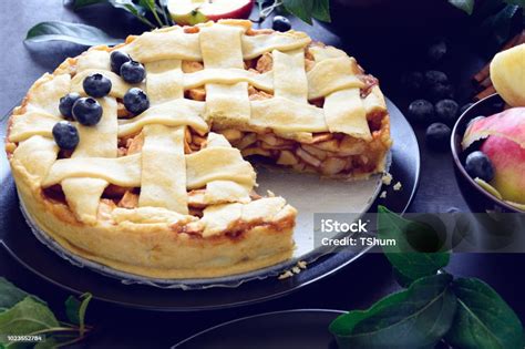 미국 전통 애플 파이 사과 블루베리와 계 피와 어두운 나무 배경에 애플 잎 장식 플랫이 하다 아직도 인생입니다 격 조 0명에 대한 스톡 사진 및 기타 이미지 Istock
