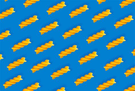 파란색 배경에 나선형 파스타 대각선으로 위치 상단 전망 건조한에 대한 스톡 사진 및 기타 이미지 건조한 디자인 파스타 Istock