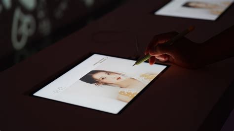 데뷔 15주년 아이유 미디어아트 순간 Moment 전시 개최