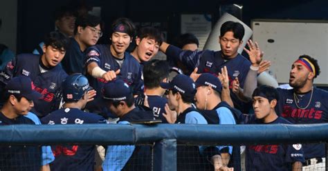 ‘5강 포기 없다 19안타 폭발 롯데 3연승→7위 도약전준우 5타점김진욱 4승 잠실 리뷰