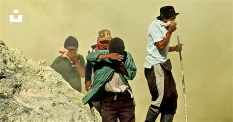 흰색 크루넥 티셔츠를 입은 남자가 녹색과 검은색 줄무늬 옷을 입은 아기를 안고 있습니다 사진 Unsplash의 무료 인도네시아 이미지