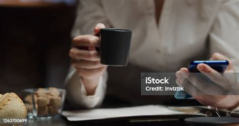 종이 문서로 작업하는 동안 비즈니스 우먼 또는 사무실 직원이 커피를 마시는 손 각설탕에 대한 스톡 사진 및 기타 이미지 각설탕 개선 계획 Istock