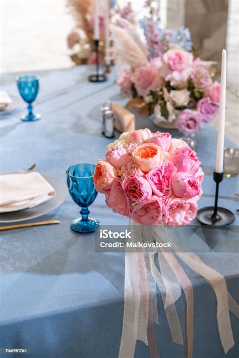 파란색 식탁보 접시와 촛대 촛불 레스토랑에서 고급 저녁 식사 연회 결혼식 축하의 아름답고 절묘한 장식 0명에 대한 스톡 사진 및 기타 이미지 Istock