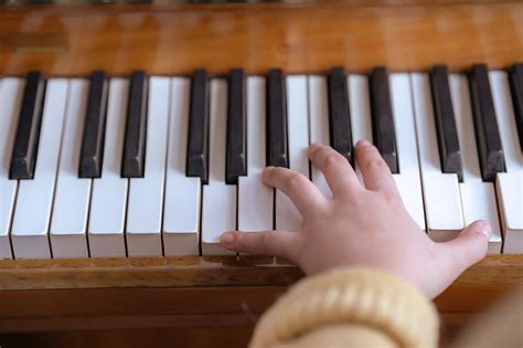 5 Top Tips For Improving Your Left Hand Piano Playing Pianist