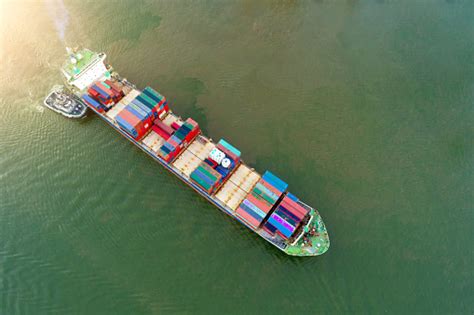 쇼 어 크레인 크레인으로 가져오기 내보내기 및 비즈니스 물류 컨테이너 선박에서 컨테이너를 로드 하 고 포트 화물 운송 사업 포트의 공중 전망 국제 교통 및 포트 개념 건설