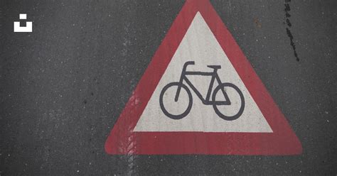 자전거가 있는 빨간색과 흰색 삼각형 표지판 사진 Unsplash의 무료 독일 이미지