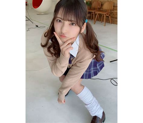 十味、ギャル感漂うルーズソックスの制服ショット披露！ Wwsチャンネル