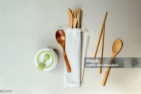 칼 붙이 세트 제로 웨이스트 개념 친환경 접이식 머그잔 재사용 가능한 빨대 회색 콘크리트 배경에 나무 수저 가방에 대한 스톡 사진 및 기타 이미지 Istock